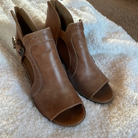 Maurices | Shoes | Womens Pervious Loved Shoes | Poshmark